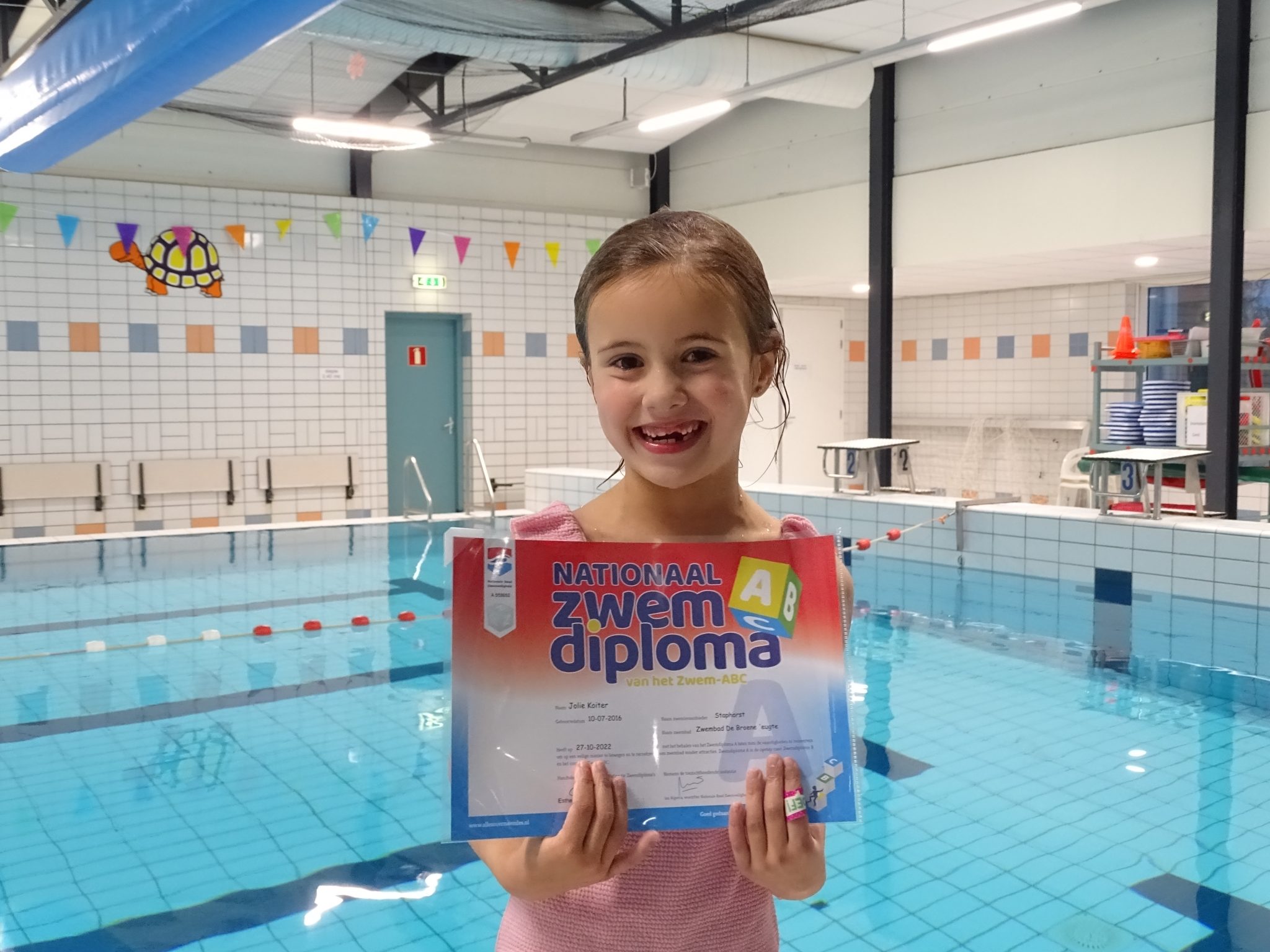 Kinderen zwemmen berg dimploma's bij elkaar - Weblog Staphorst Rouveen